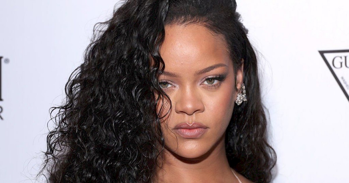 Rihanna Crocs papuccsal dobta fel szőrmebundás szettjét - In Magazin