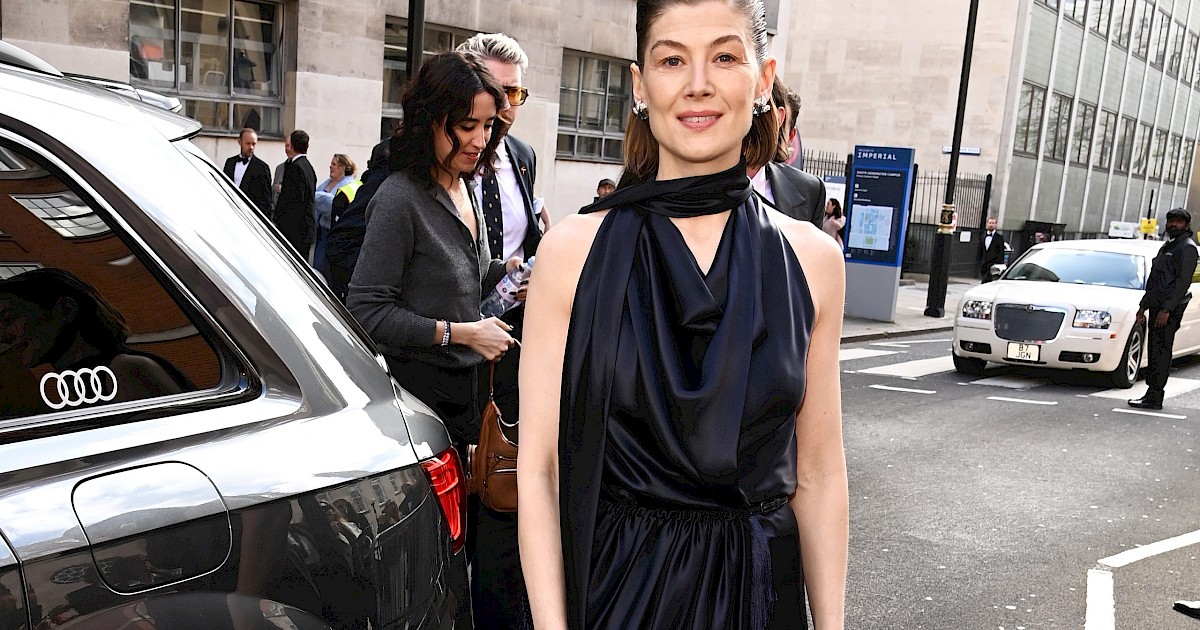 Rosamund Pike a színpadról osztotta ki a telefonáló nézőt - In Magazin